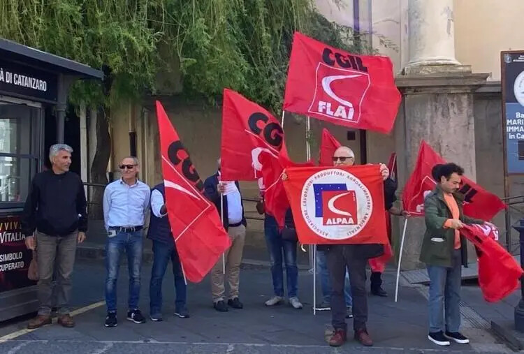 Lavoro agricolo, presidio della Flai Cgil davanti la Prefettura di ...